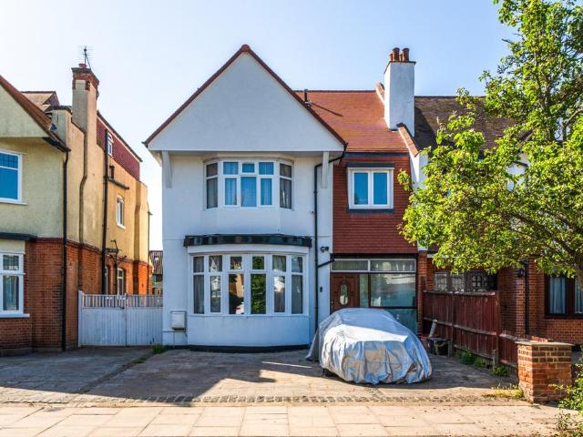 6 bedroom house for sale