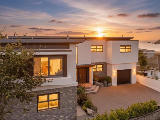 6 bedroom house for sale