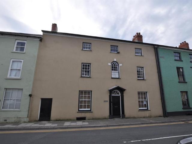 6 bedroom house for sale