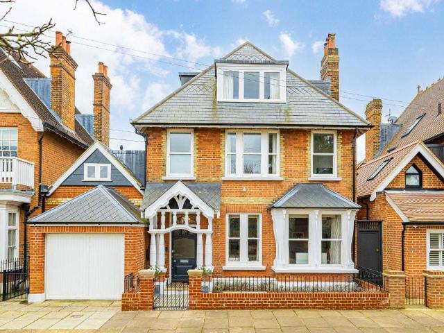 6 bedroom detached house for sale