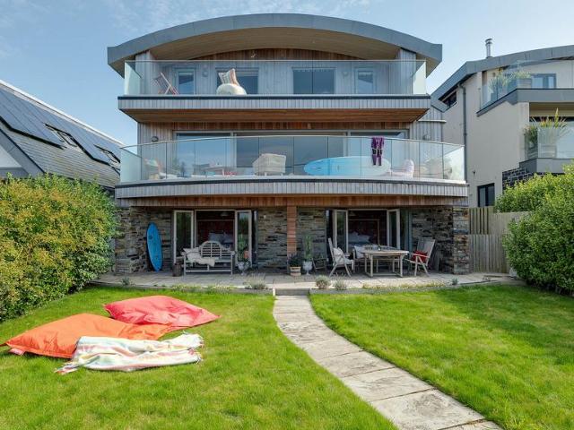 6 bedroom house for sale