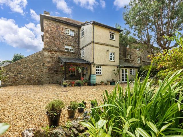 6 bedroom house for sale