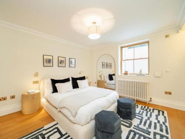 6 bedroom house for sale in Acacia Road, St John's Wood, NW8