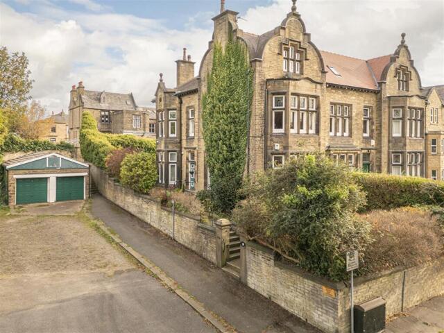 6 Bedroom House Huddersfield Kirklees 100786998