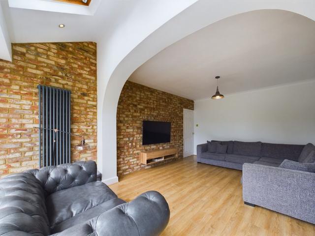 6 bedroom House in London Road, Wokingham