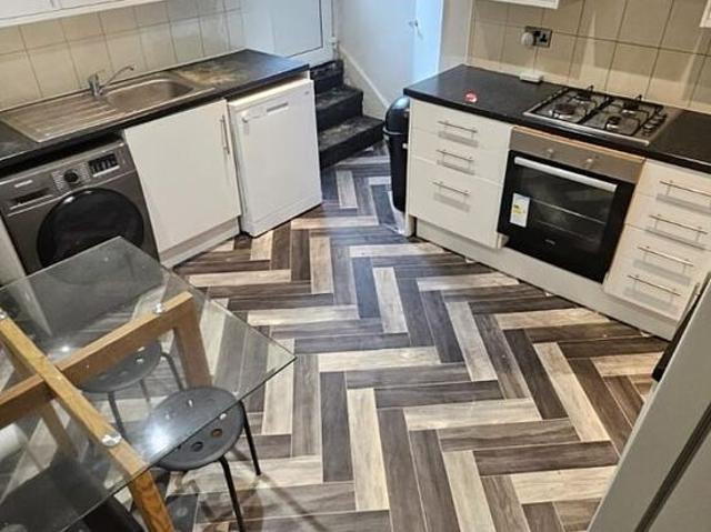 6 bedroom house in Leeds