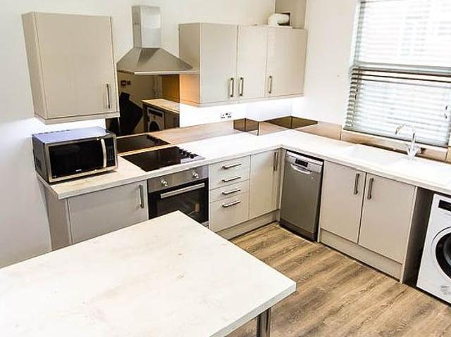 6 bedroom house in Leeds