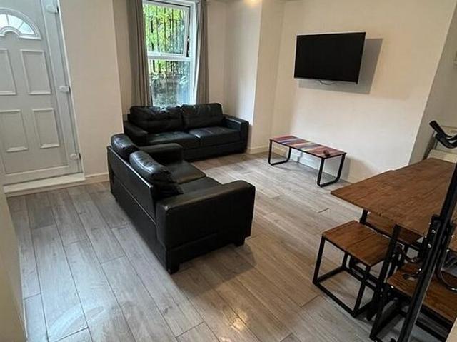 6 bedroom house in Leeds