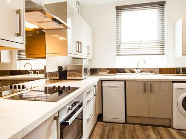 6 bedroom house in Leeds