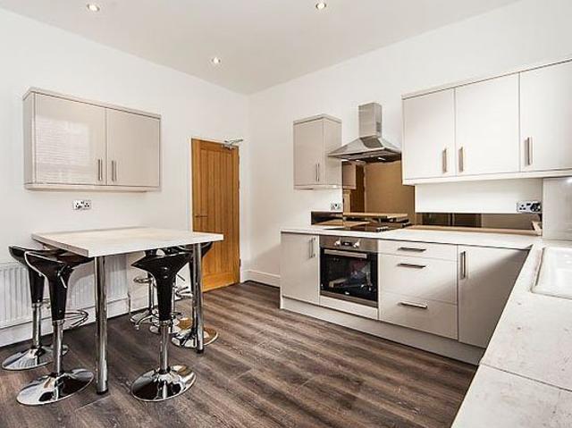 6 bedroom house in Leeds