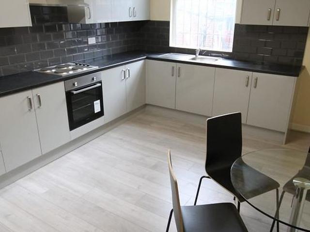 6 bedroom house in Leeds