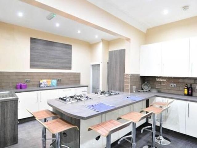 6 bedroom house in Leeds