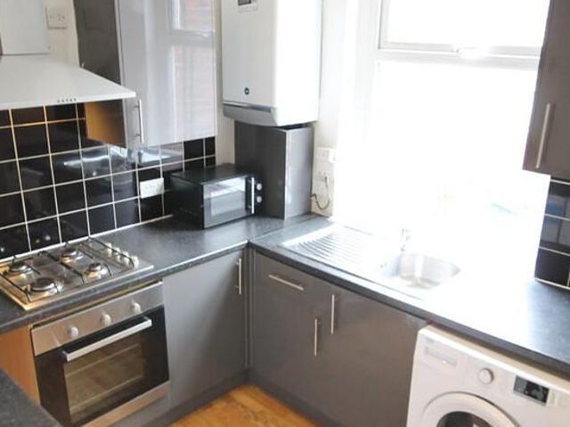 6 bedroom house in Leeds