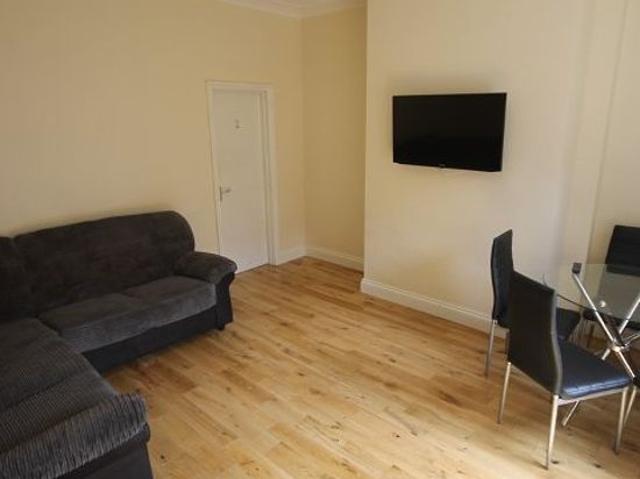 6 bedroom house in Leeds