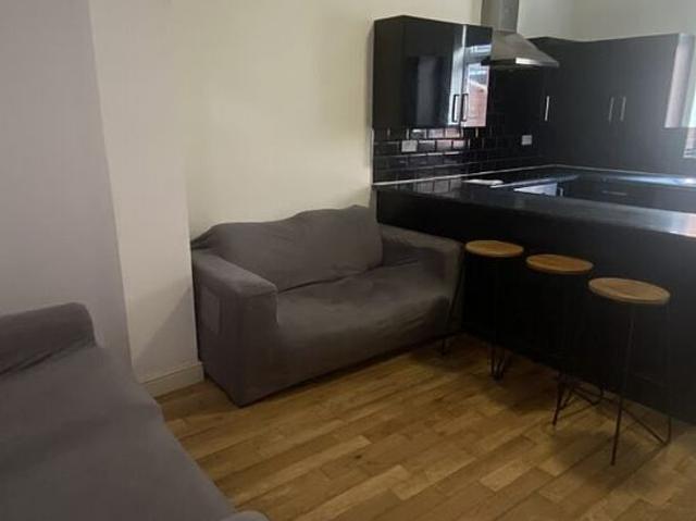 6 bedroom house in Leeds