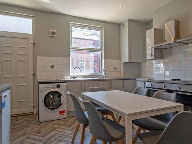6 bedroom house in Leeds