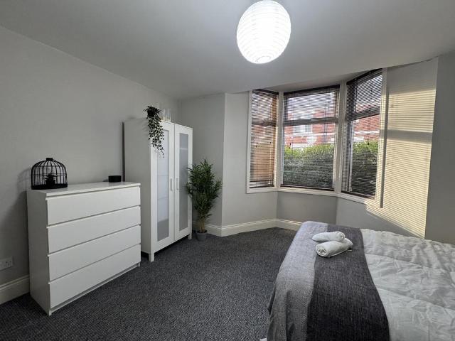 6 bedroom house of multiple occupation to rent