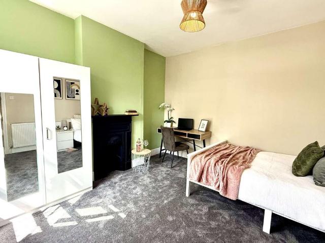 6 bedroom house of multiple occupation to rent
