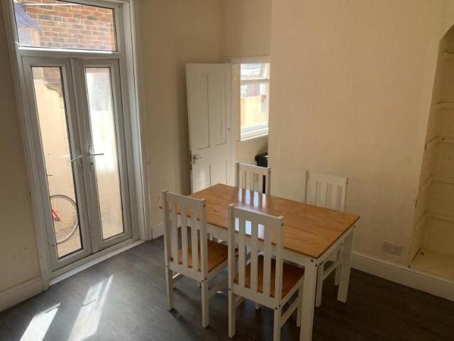 6 bedroom house of multiple occupation to rent
