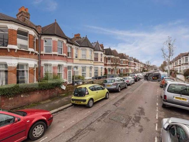 6 bedroom house located close to station and amenities