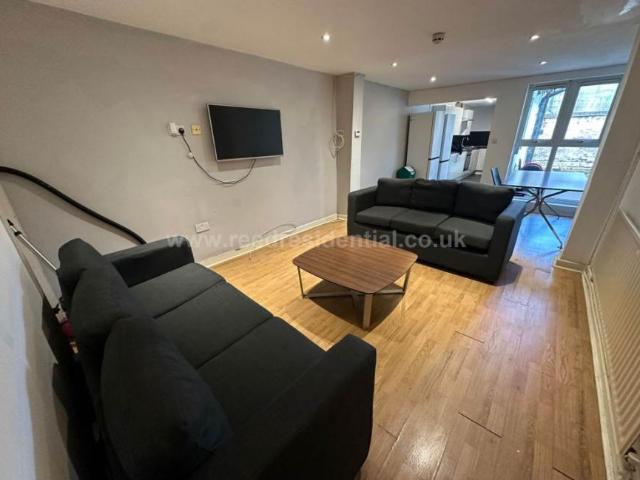 6 Bedroom House Lenton East Midlands 98286195