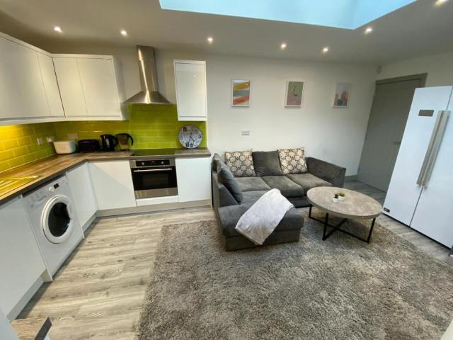 6 Bedroom House Selly Oak West Midlands 104067160