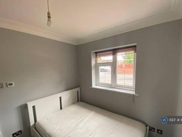 6 bedroom house share for rent in Bed 6 Mayhurst Crescent Woking GU22