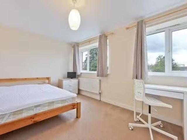 6 bedroom house share for rent in Smith Street, KT5