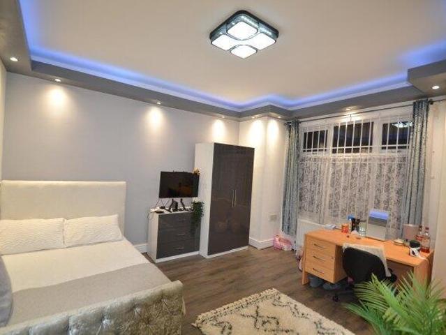 6 bedroom house share for rent in Scarsdale Road, M14