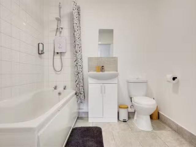 6 bedroom house share for rent in Poole Hill Road, Westcliff.