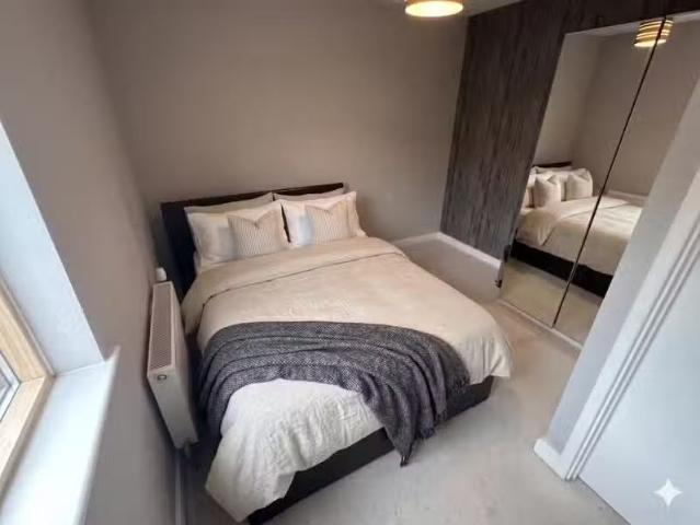6 bedroom house share for rent in Room 5, Chaplen Street, Trum.