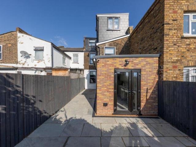 6 bedroom house share for rent in Room 2, 23 Waldo Road, London NW10 6AU, NW10