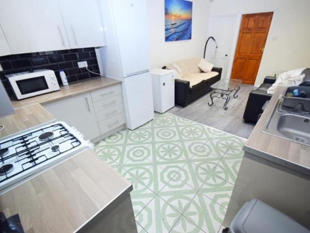 6 bedroom House share To Let