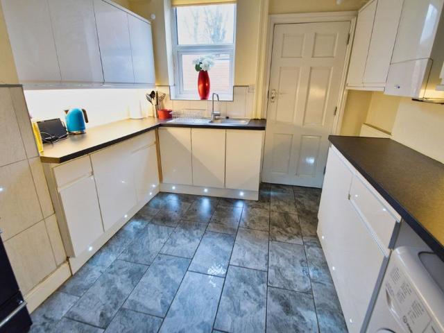 6 bedroom house share to rent