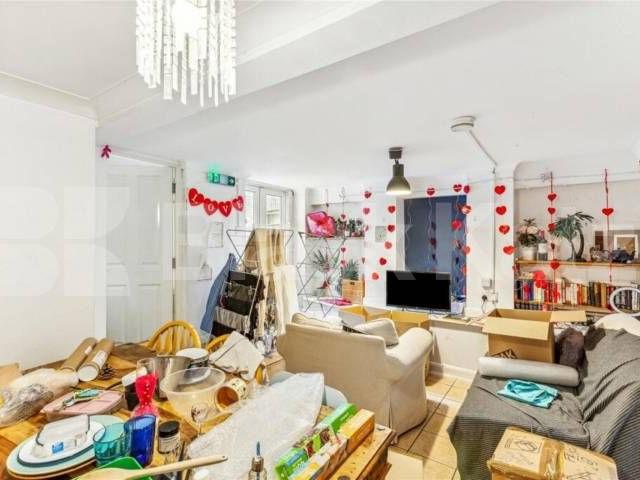 6 bedroom house with 2 reception rooms and a rear garden