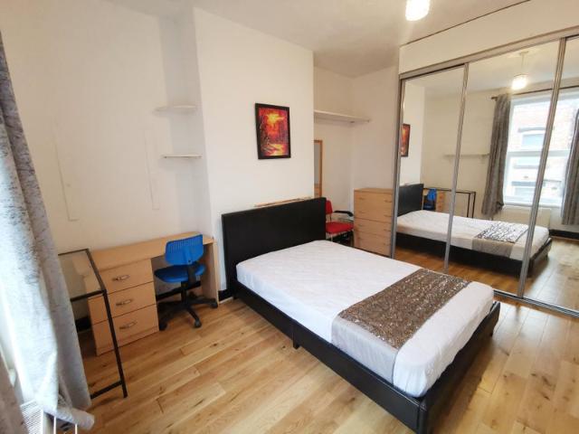 6 bedroom house with Bills Inc. LS6 Woodhouse