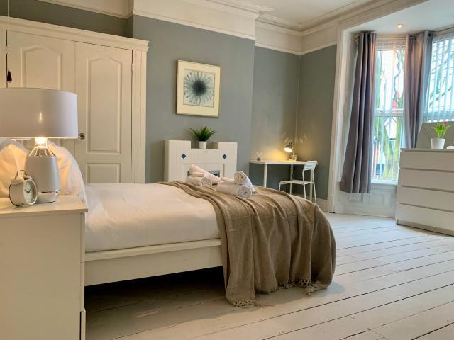 6 Bedroom House Willenhall Willenhall 69249302