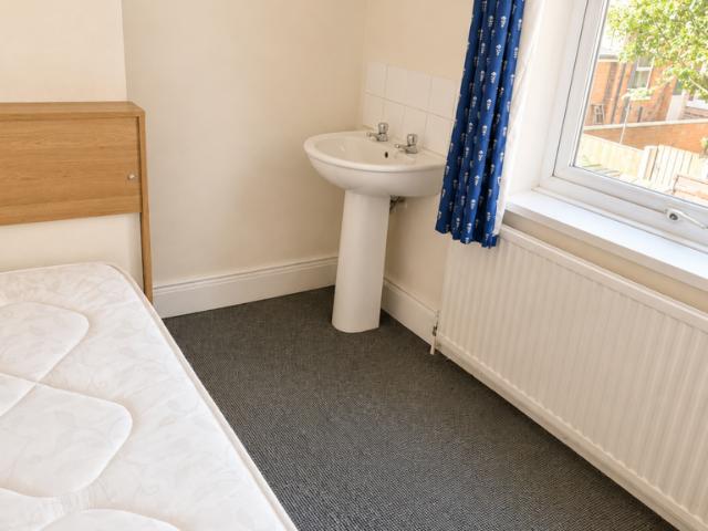 6 bedroom house to rent