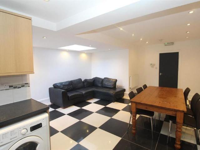 6 bedroom house to rent