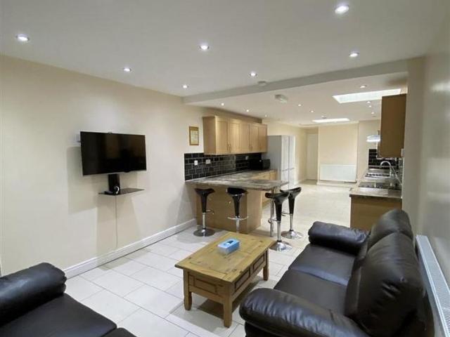 6 bedroom house to rent