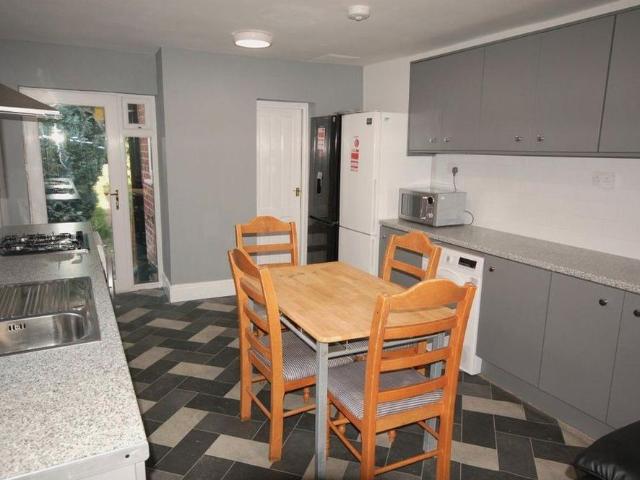 6 bedroom house to rent