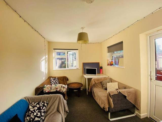 6 bedroom house to rent
