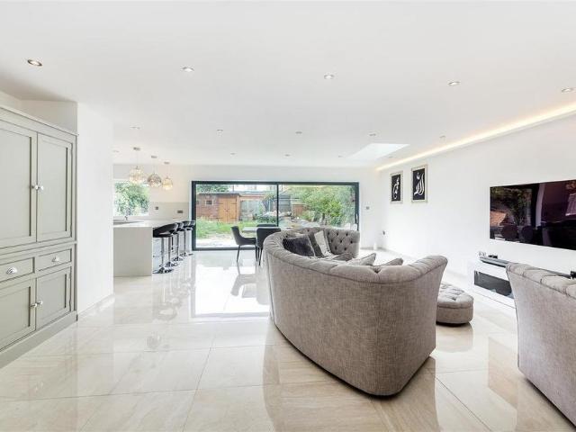 6 bedroom house to rent