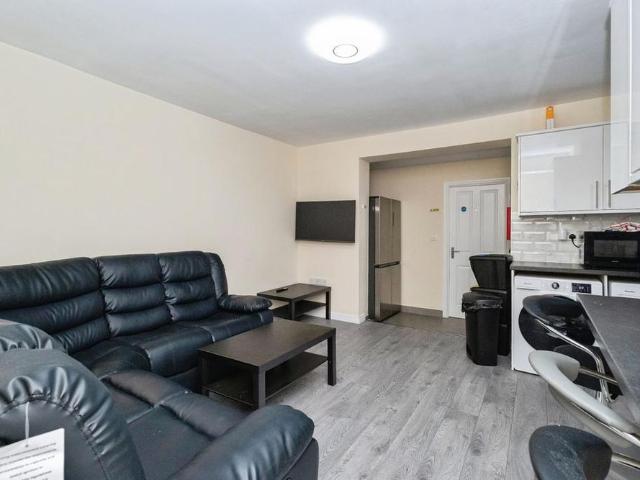 6 bedroom house to rent
