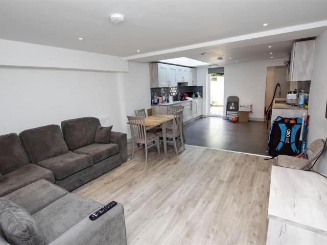 6 bedroom house to rent