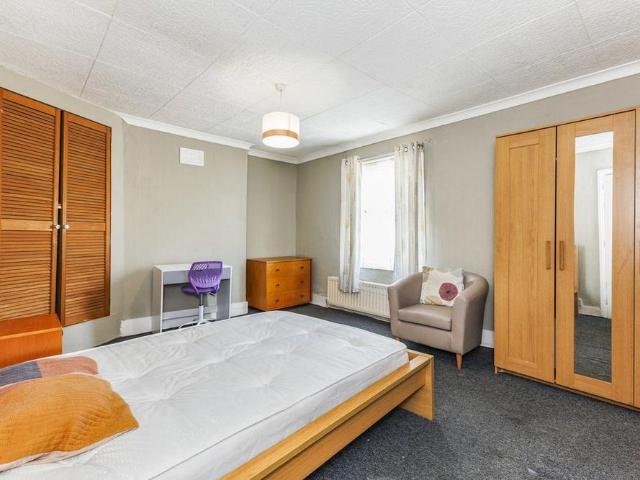 6 bedroom house to rent