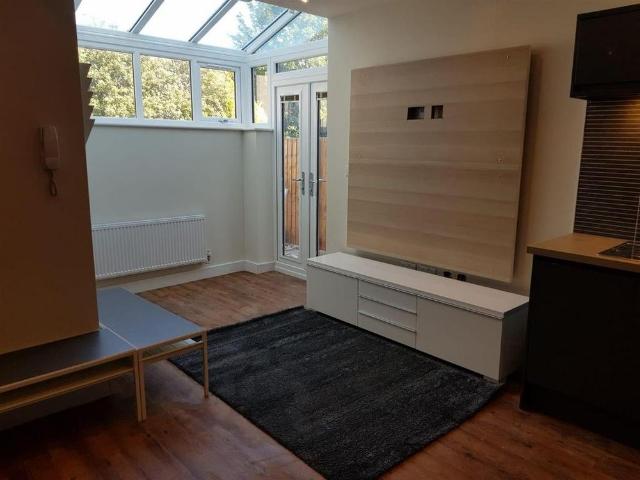 6 bedroom house to rent