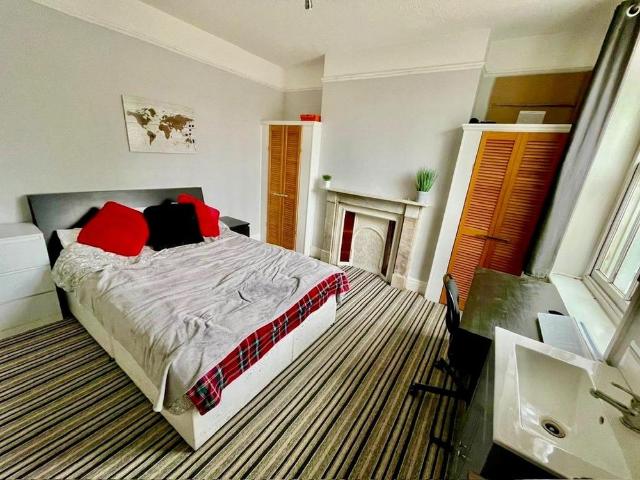 6 bedroom house to rent