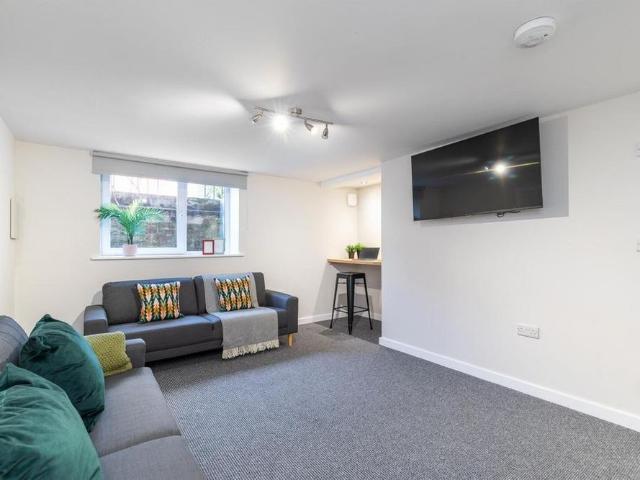 6 bedroom house to rent