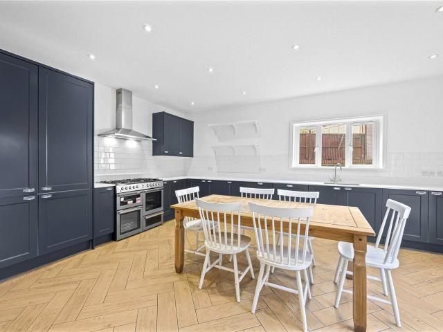 6 bedroom house to rent
